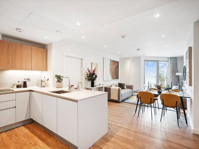 Bloom East, Nine Elms Lane, SW11 2 bed apartment to rent £4,130 pcm £953 pw