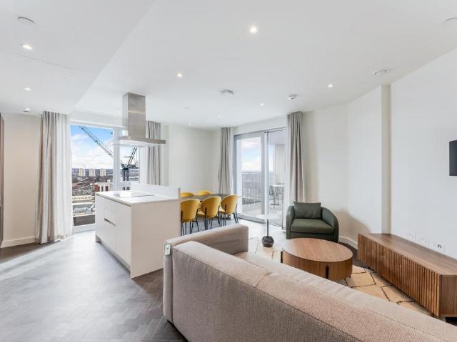 Bloom East, Nine Elms, London, SW11 2 bed flat to rent £4,268 pcm £985 pw