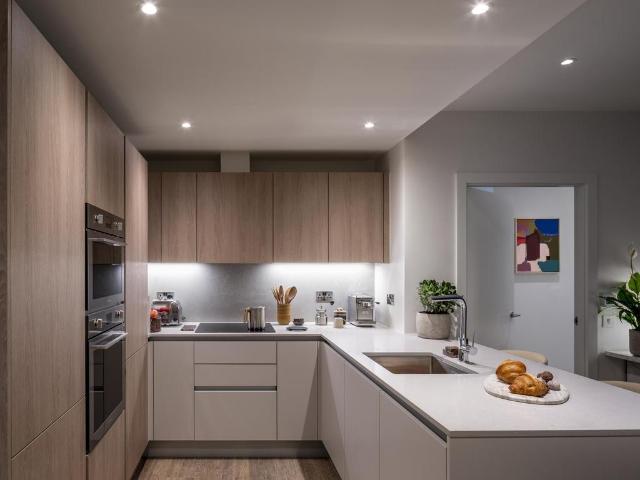 Bloom East, Nine Elms, London, SW11 2 bed flat to rent £4,355 pcm £1,005 pw