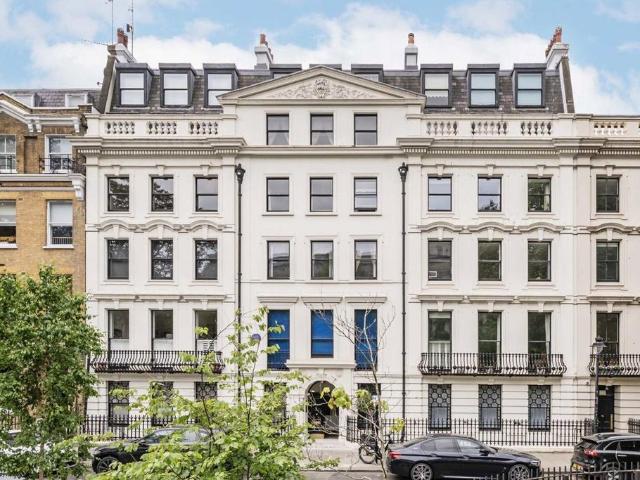 Bloomsbury Square, London WC1A 1 bed flat to rent £3,000 pcm £692 pw