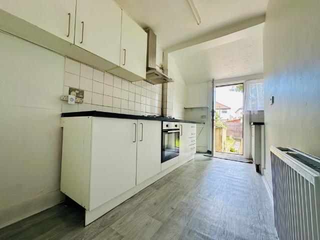 Blossom Close, Dagenham 2 bed flat to rent £1,825 pcm £421 pw