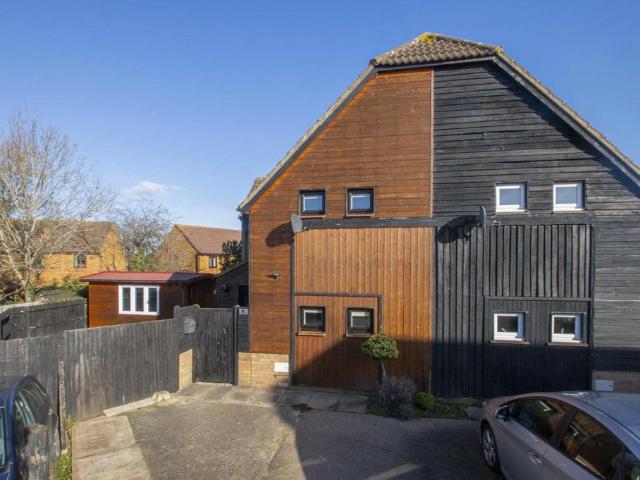 Blatherwick Court, Milton Keynes MK5 2 bed end of terrace house to rent £1,325 pcm £306 pw