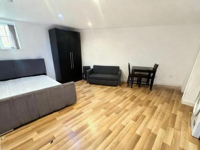 Black Horse, Mabgate, Studio Flat For