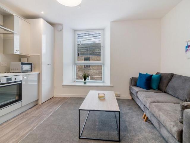 Blackness Road, Dundee DD1 3 bed flat to rent £1,395 pcm £322 pw