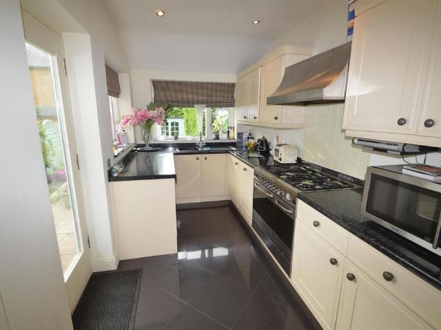 Blackacre Road, Theydon Bois, CM16 2 bed semi detached bungalow to rent £1,900 pcm £438 pw
