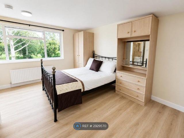 Blackbush Avenue, Romford RM6, 4 bed shared accommodation to rent, £1,100 pcm | PrimeLocation