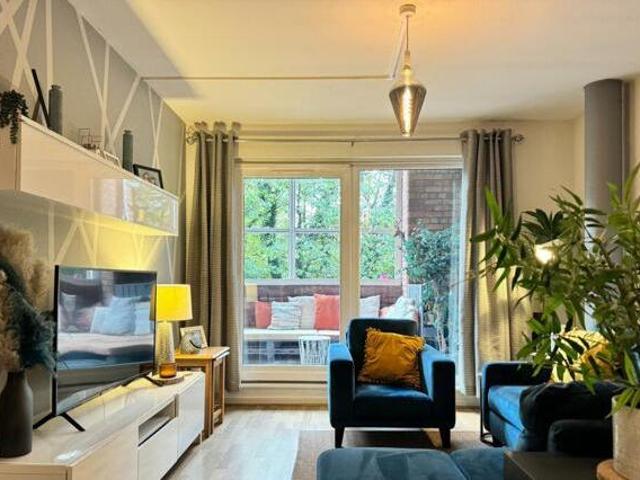 Blackburn Road, Bolton, 2 Bedroom Flat