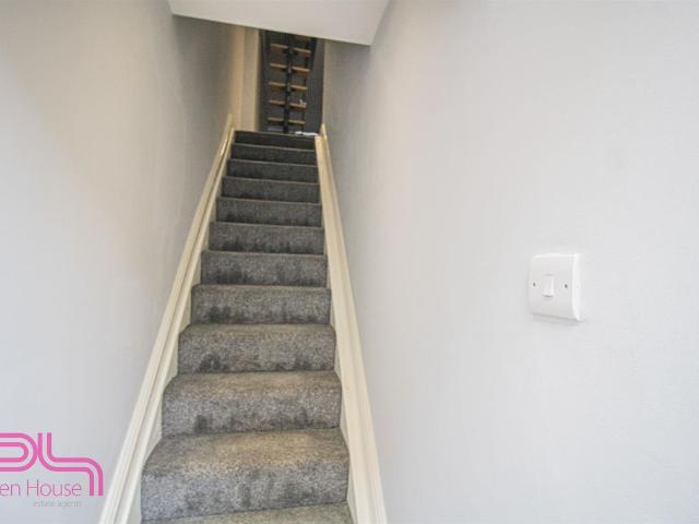 Blackburn Road, Bolton BL1, 2 bed flat to rent, £700 pcm | PrimeLocation