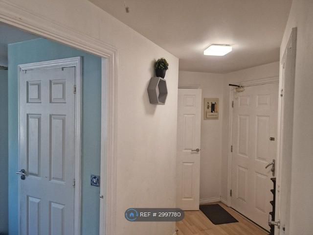 Blackburn Way, Hounslow TW4, 2 bed flat to rent, £1,850 pcm | PrimeLocation