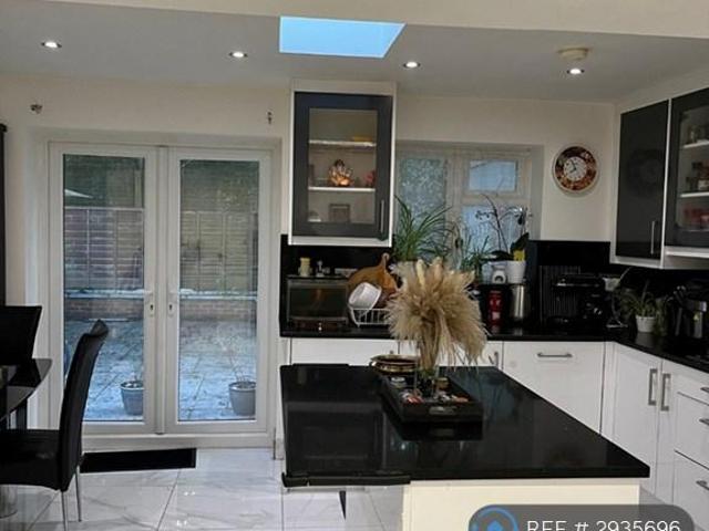 Blackburn Way, Hounslow, TW4 3 bed terraced house to rent £2,250 pcm £519 pw
