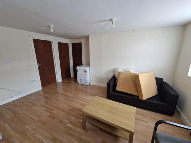 Blackberry Farm Close, Hounslow, TW5 2 bed maisonette to rent £1,575 pcm £363 pw