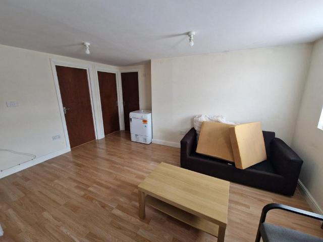 Blackberry Farm Close, Hounslow, TW5 2 bed maisonette to rent £1,650 pcm £381 pw