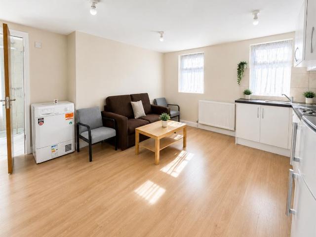 Blackberry Farm Close, Hounslow TW5, 2 bed flat to rent, £1,650 pcm | PrimeLocation