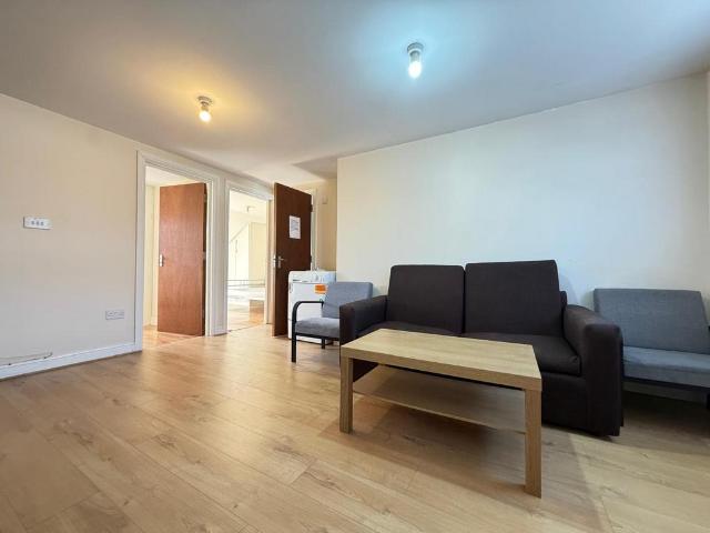Blackberry Farm Close, Hounslow TW5 2 bed flat to rent £1,750 pcm £404 pw