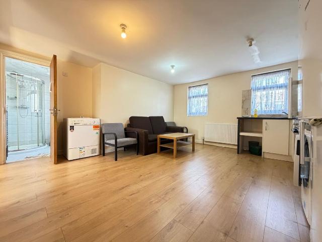 Blackberry Farm Close, Hounslow TW5, 2 bed flat to rent, £1,750 pcm | PrimeLocation