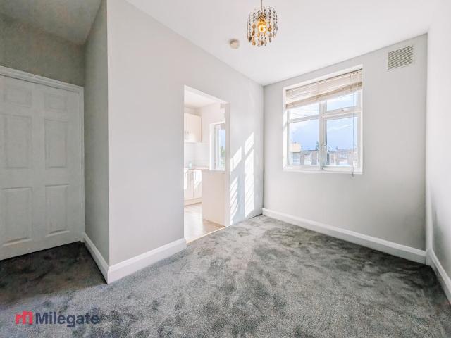 Blackbird Hill, London NW9 2 bed flat to rent £1,650 pcm £381 pw