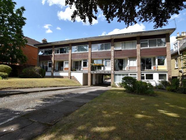 Blackborough Road, Reigate 2 bed flat to rent £1,650 pcm £381 pw