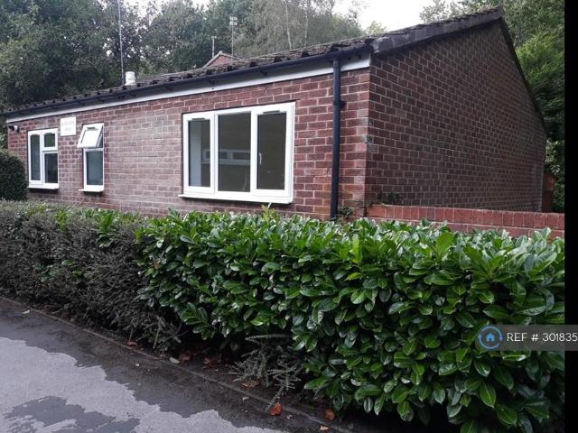 Blackden Walk, Wilmslow, SK9 3 bed bungalow to rent £1,495 pcm £345 pw