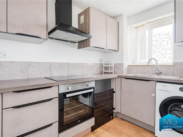 Blackdown Close, East Finchley. 2 bed apartment to rent £1,750 pcm £404 pw