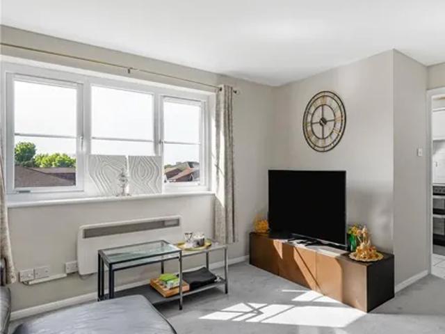 Blackdown Close, London, N2 8JD, United Kingdom | 2 bed apartment for rent #166932120 | Rentberry