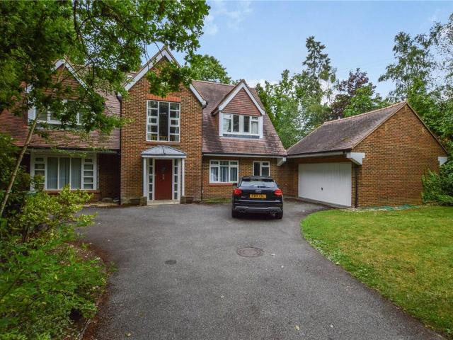 Blackdown Avenue, Pyrford, Woking. 4 bed detached house to rent £3,950 pcm £912 pw
