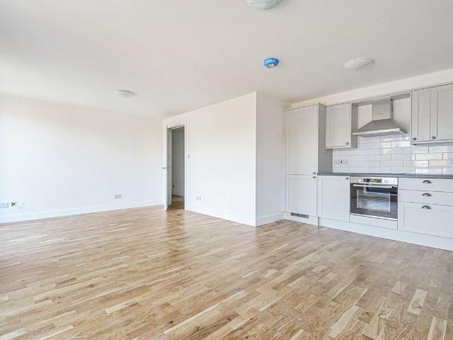 Blackfen Road, Blackfen, Sidcup DA15, 2 bed flat to rent, £1,895 pcm | PrimeLocation