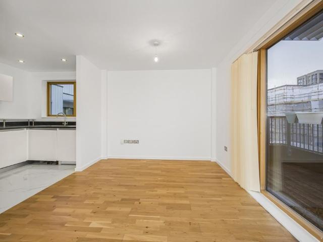 Blackheath Hill London SE10 2 bed flat to rent £2,400 pcm £554 pw