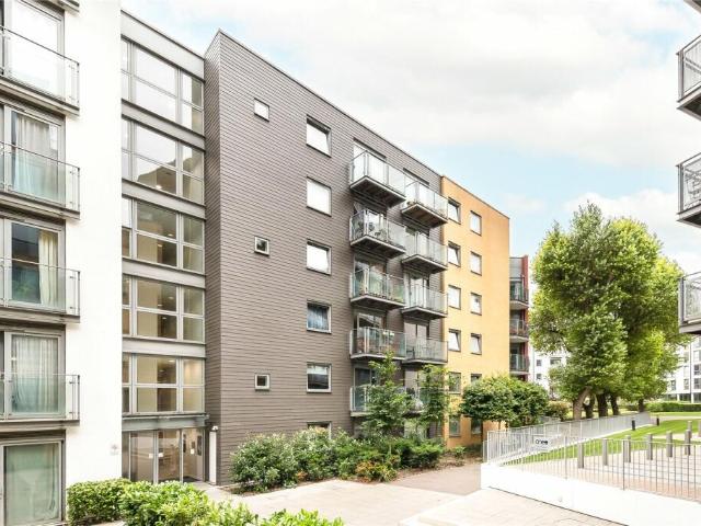 Blackheath Road, London SE10 2 bed flat to rent £2,100 pcm £485 pw