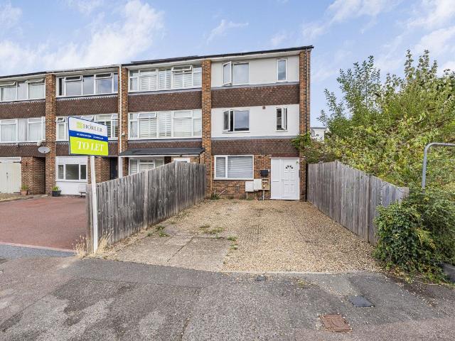 Blackhorse Close, Windsor SL4, Studio to rent, £900 pcm | PrimeLocation