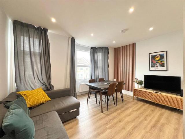 Blackhorse Lane, London E17 2 bed flat to rent £2,200 pcm £508 pw