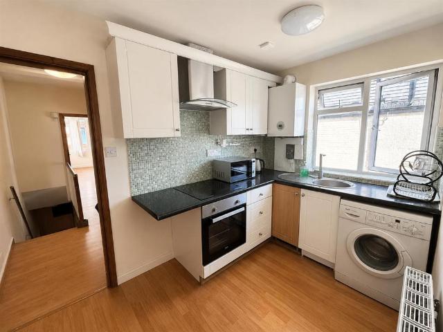 Blackhorse Lane, London E17 3 bed flat to rent £2,250 pcm £519 pw