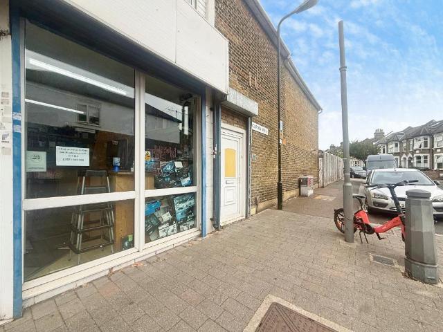 Blackhorse Lane, Walthamstow, London. 2 bed flat to rent £2,200 pcm £508 pw