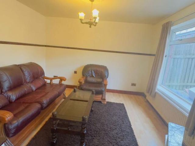 Blackpool View, Leeds, LS12 5PE
