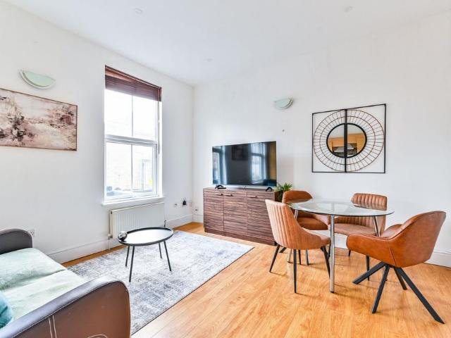Blackstock Road, Finsbury Park. 2 bed flat to rent £3,749 pcm £865 pw