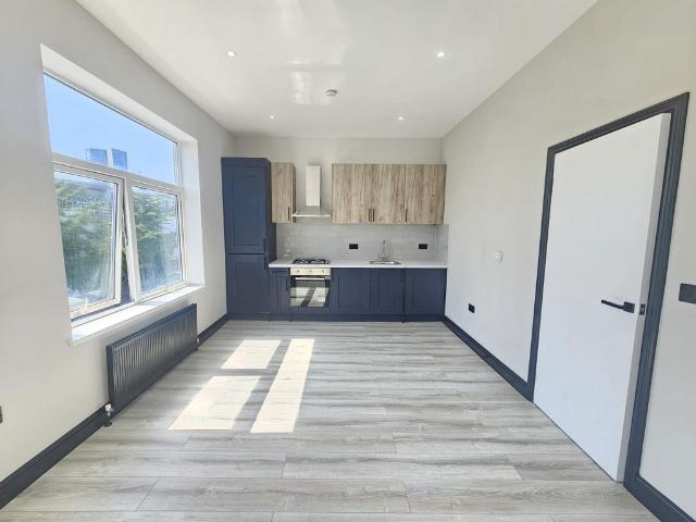 Blackstock Road, London N4 Studio to rent £2,200 pcm £508 pw