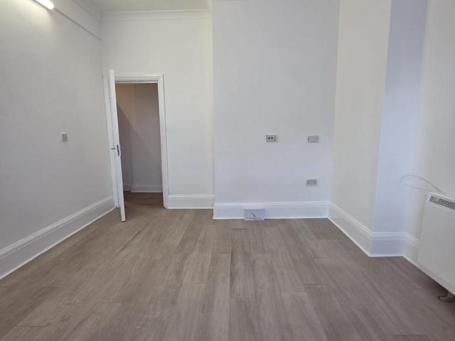Blackstock Road, London N4 3 bed flat to rent £3,200 pcm £738 pw