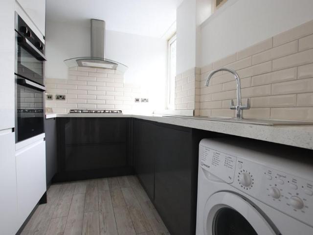 Blackshaw Road, London, SW17 2 bed flat to rent £2,000 pcm £462 pw