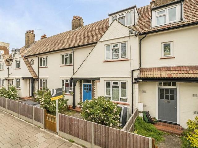 Blackshaw Road, London SW17 2 bed flat to rent £2,250 pcm £519 pw