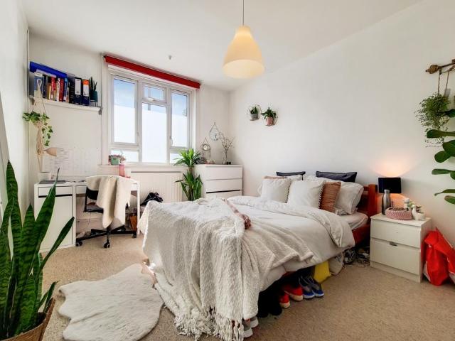 Blackshaw Road, London, SW17 2 bed flat to rent £2,300 pcm £531 pw