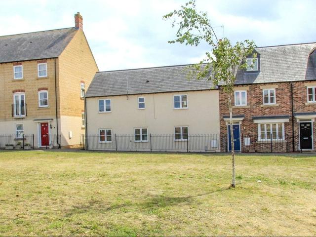 Blackthorn Mews, Carterton, Oxfordshire OX18, 2 bed flat to rent, £1,250 pcm | PrimeLocation