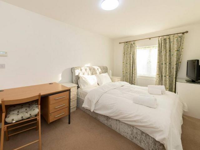 Blackthorn, Reading, RG2 3 bed semi detached house to rent £3,250 pcm £750 pw