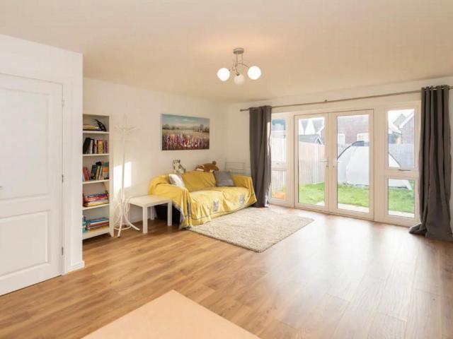 Blackthorn, Reading, RG2 3 bed semi detached house to rent £3,250 pcm £750 pw