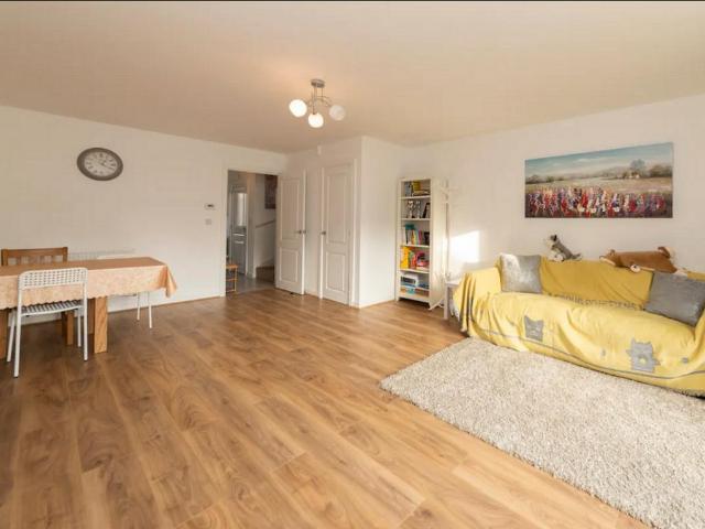 Blackthorn, Reading, RG2 3 bed semi detached house to rent £3,250 pcm £750 pw
