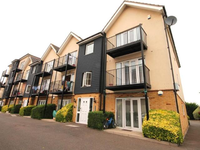 Blackthorn Road, Essex IG1 2 bed apartment to rent £1,700 pcm £392 pw