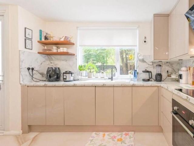 Blackthorn Street, London E3 5 bed townhouse to rent £3,600 pcm £831 pw