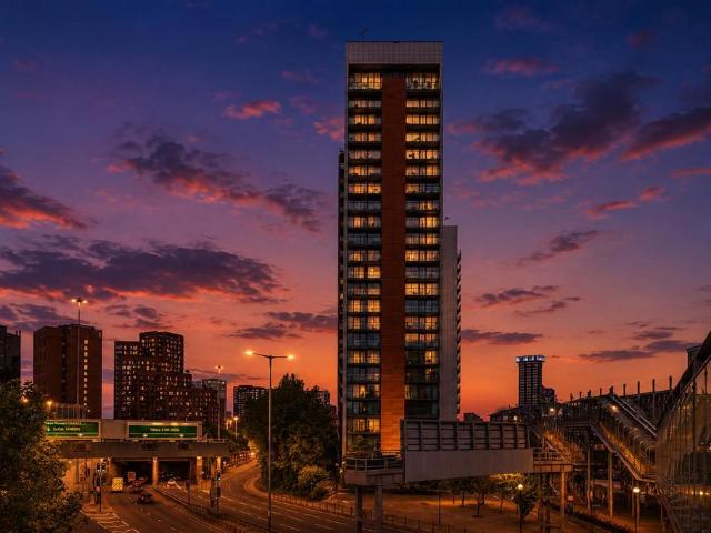 Blackwall Way, London 2 bed flat to rent £2,550 pcm £588 pw