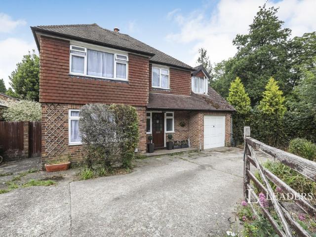 Blackwell Road, East Grinstead, RH19 4 bed detached house to rent £2,100 pcm £485 pw