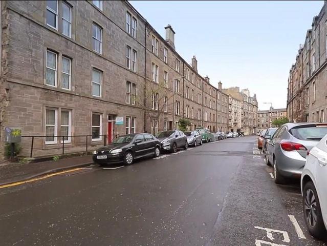 Blackwood Crescent, Edinburgh, EH9 3 bed flat to rent £2,250 pcm £519 pw