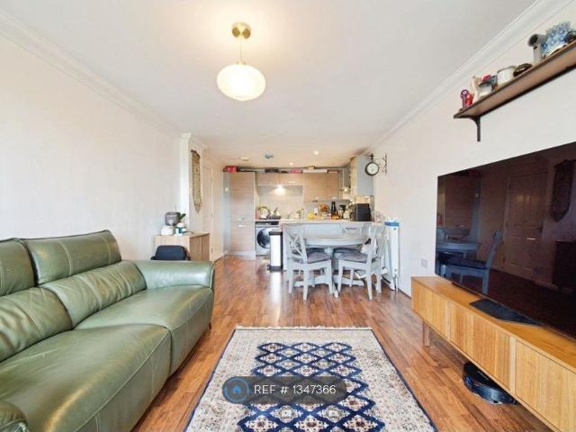 Blade Court, Romford RM7, 2 bed flat to rent, £1,750 pcm | PrimeLocation