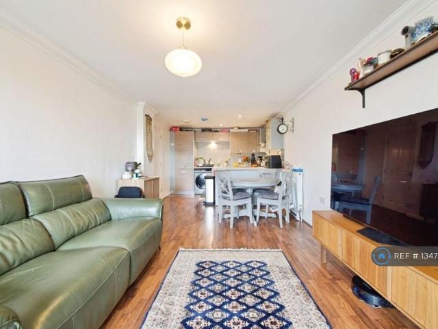 Blade Court, Romford, RM7 2 bed flat to rent £1,750 pcm £404 pw